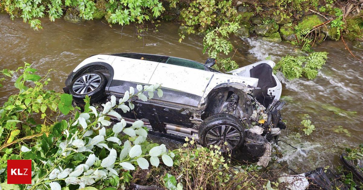 Kärntnerin prallte mit dem Auto gegen Baum und stürzte in einen Bach